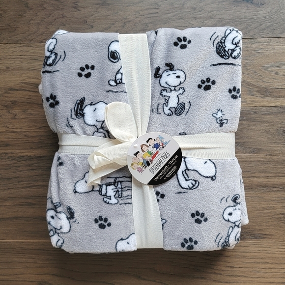 Peanuts | Bedding | Last Brand New Peanuts Snoopy Poses And Paws Plush ...
